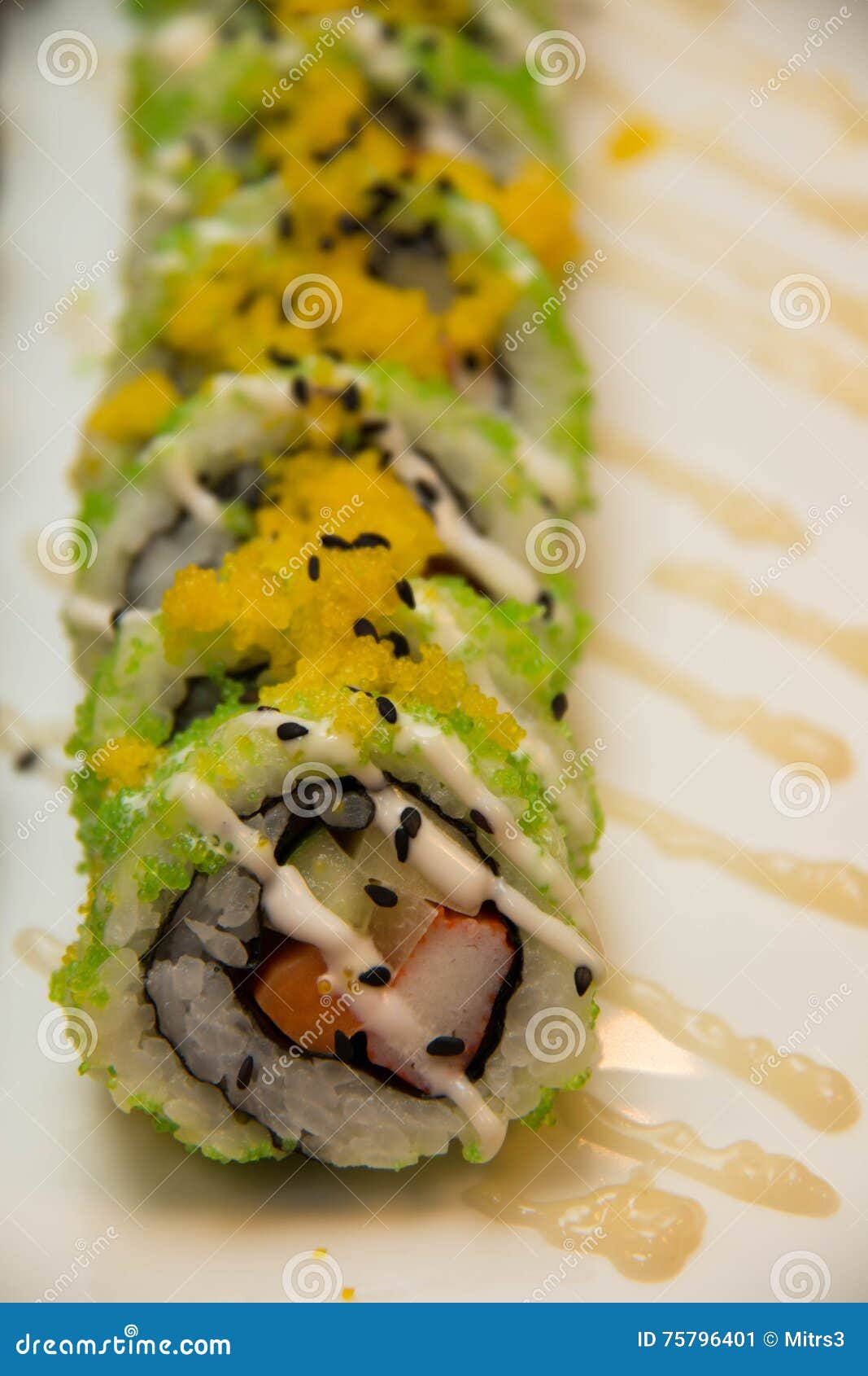 El Sushi Rueda En Una Placa Blanca Imagen de archivo - Imagen de ...