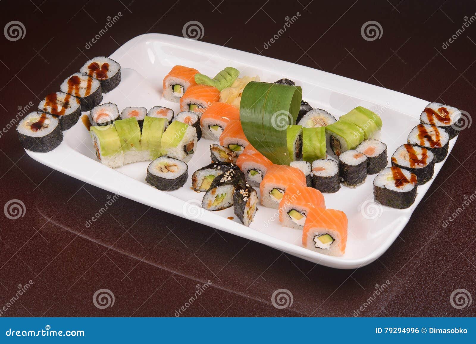 El Sushi Rueda En Una Placa Blanca Foto de archivo - Imagen de cena ...