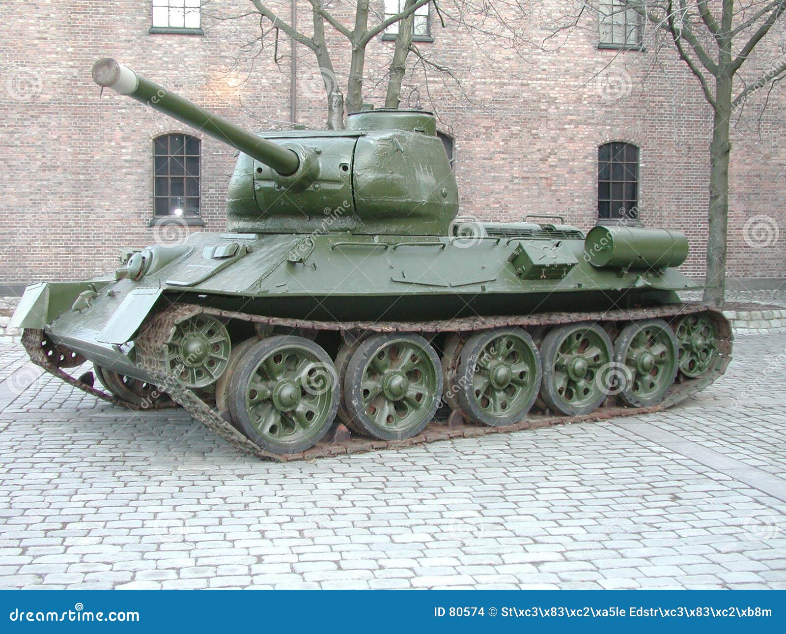 El tanque foto de archivo. Imagen de batalla, armado, militar - 80574