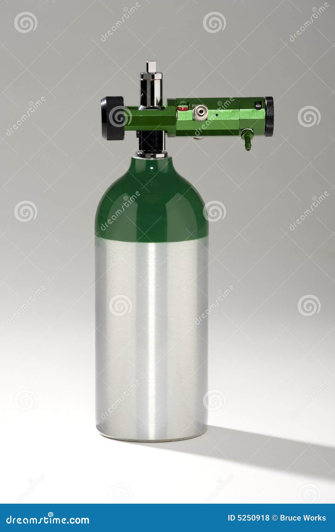 El Tanque De Oxígeno Médico Foto de archivo - Imagen de aluminio, alto ...