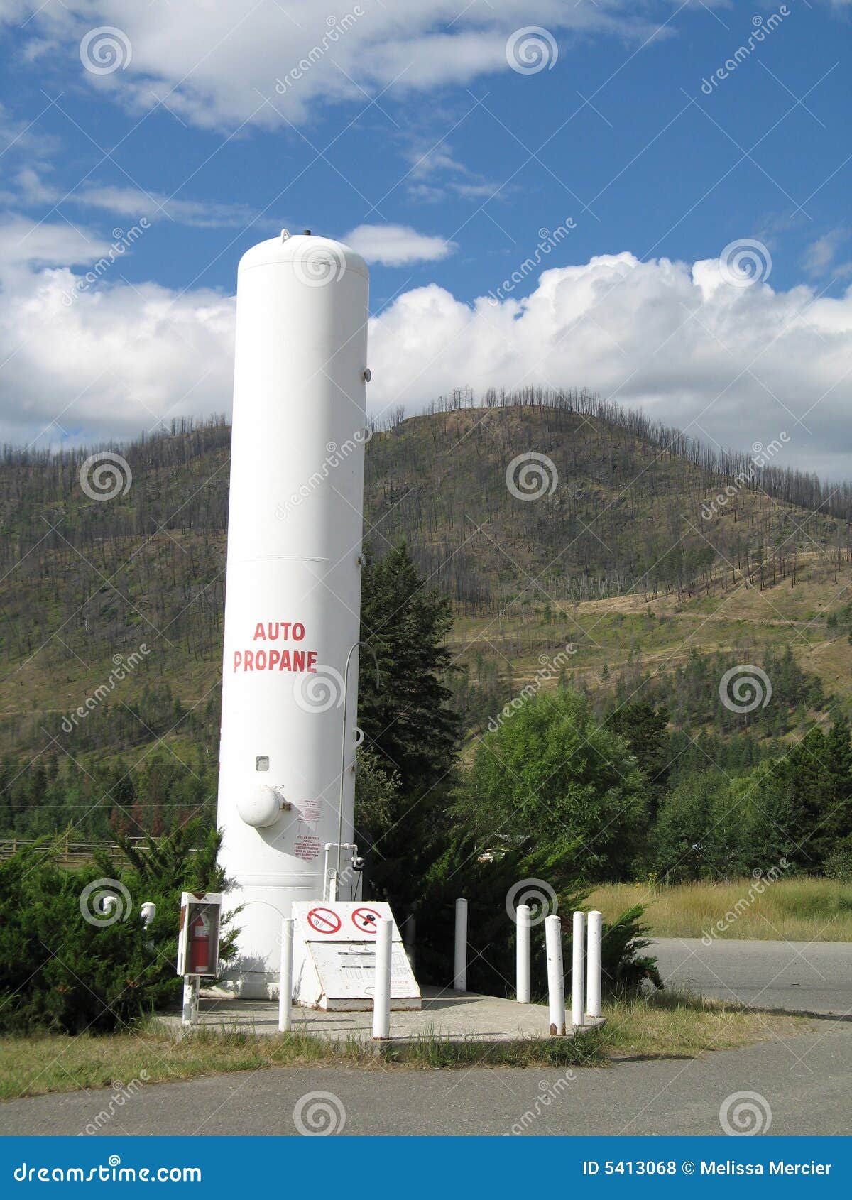 El tanque de propano foto de archivo. Imagen de corriendo - 5413068