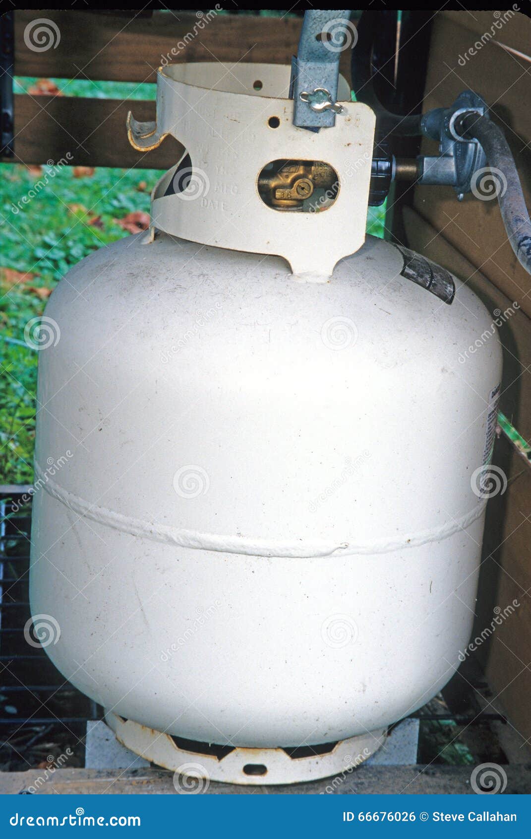El tanque de propano foto de archivo. Imagen de vertical - 66676026