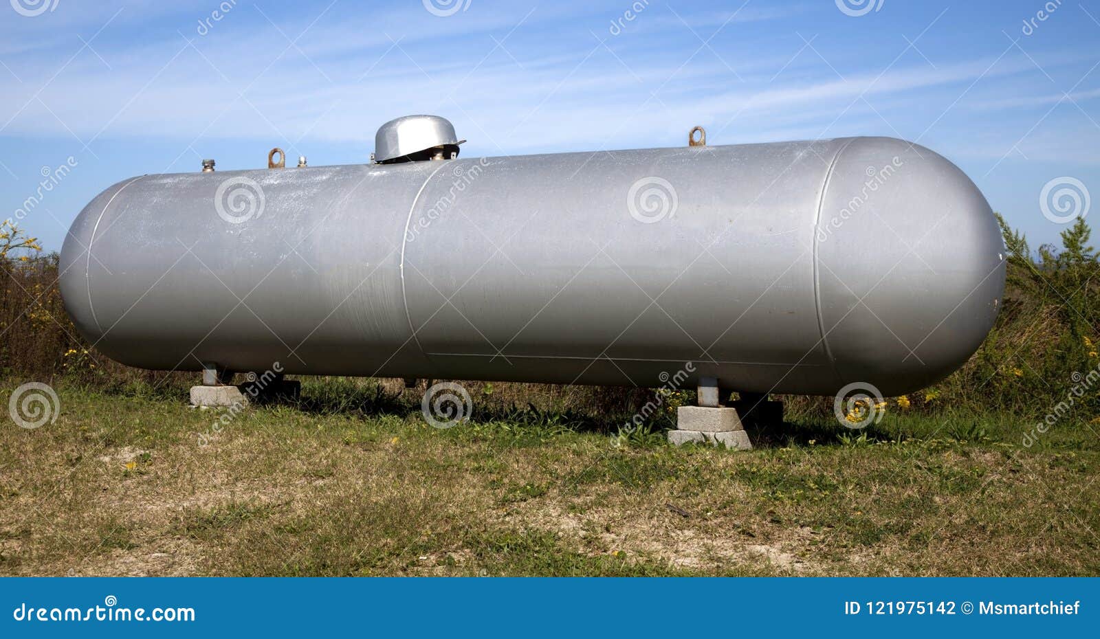 El Tanque De Propano En Campo Foto de archivo - Imagen de combustible ...