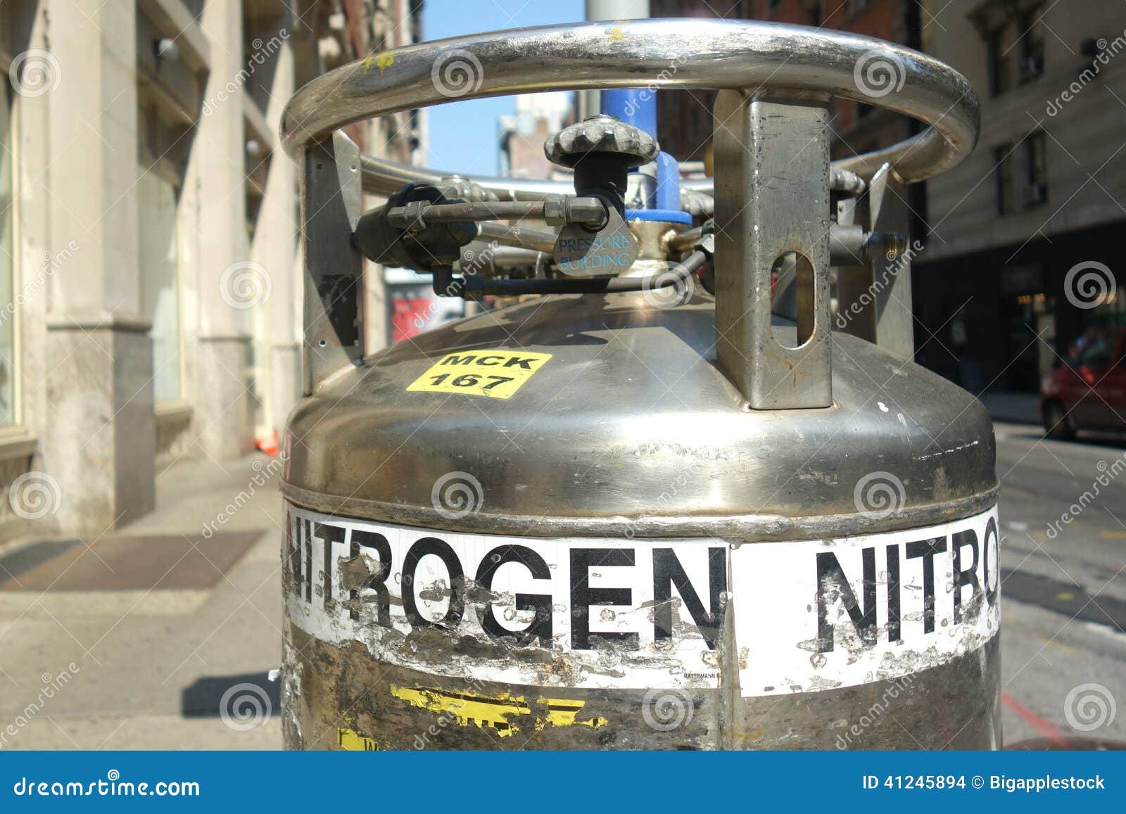 El tanque del nitrógeno foto de archivo. Imagen de seco - 41245894