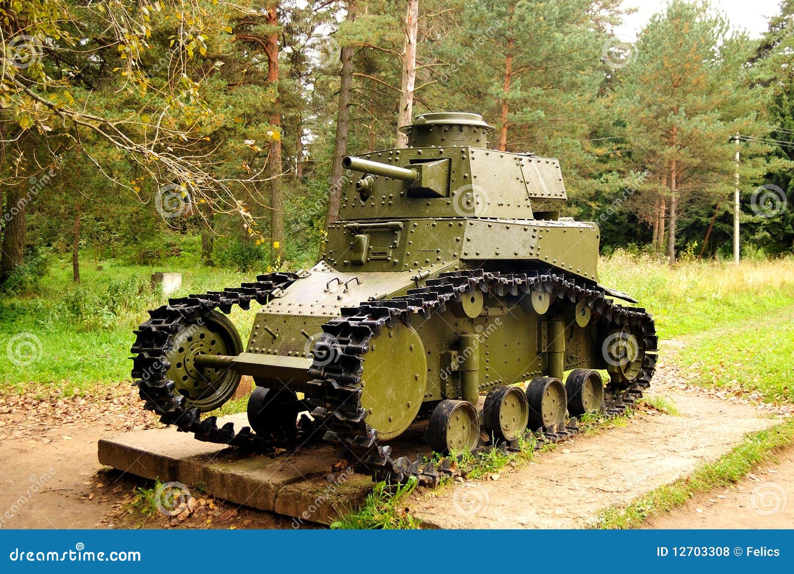 El tanque soviético T-18 foto de archivo. Imagen de verde - 12703308