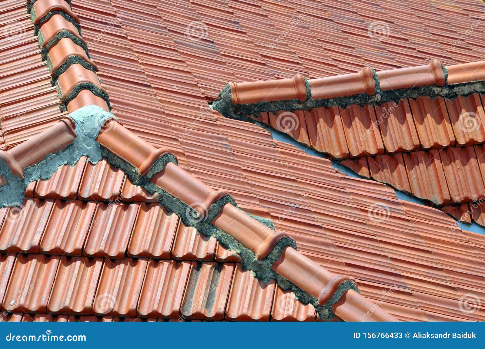 El Techo De La Casa Con Techo De Tejas Imagen de archivo - Imagen de ...