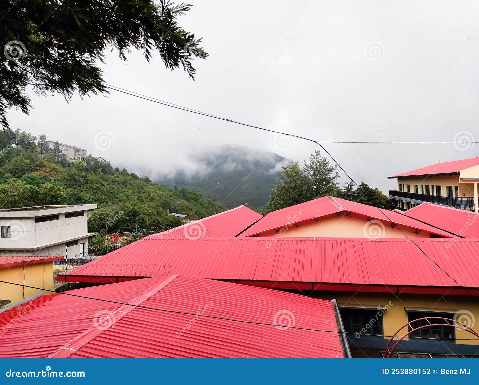 El Techo Rojo Del Edificio De Mussoorie Foto de archivo - Imagen de ...