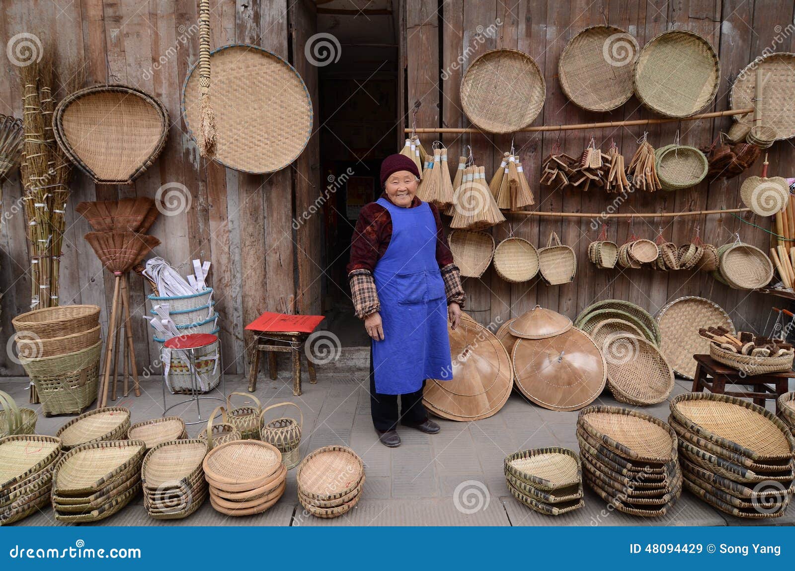 El tejer chino del bambú imagen de archivo editorial. Imagen de cesta ...