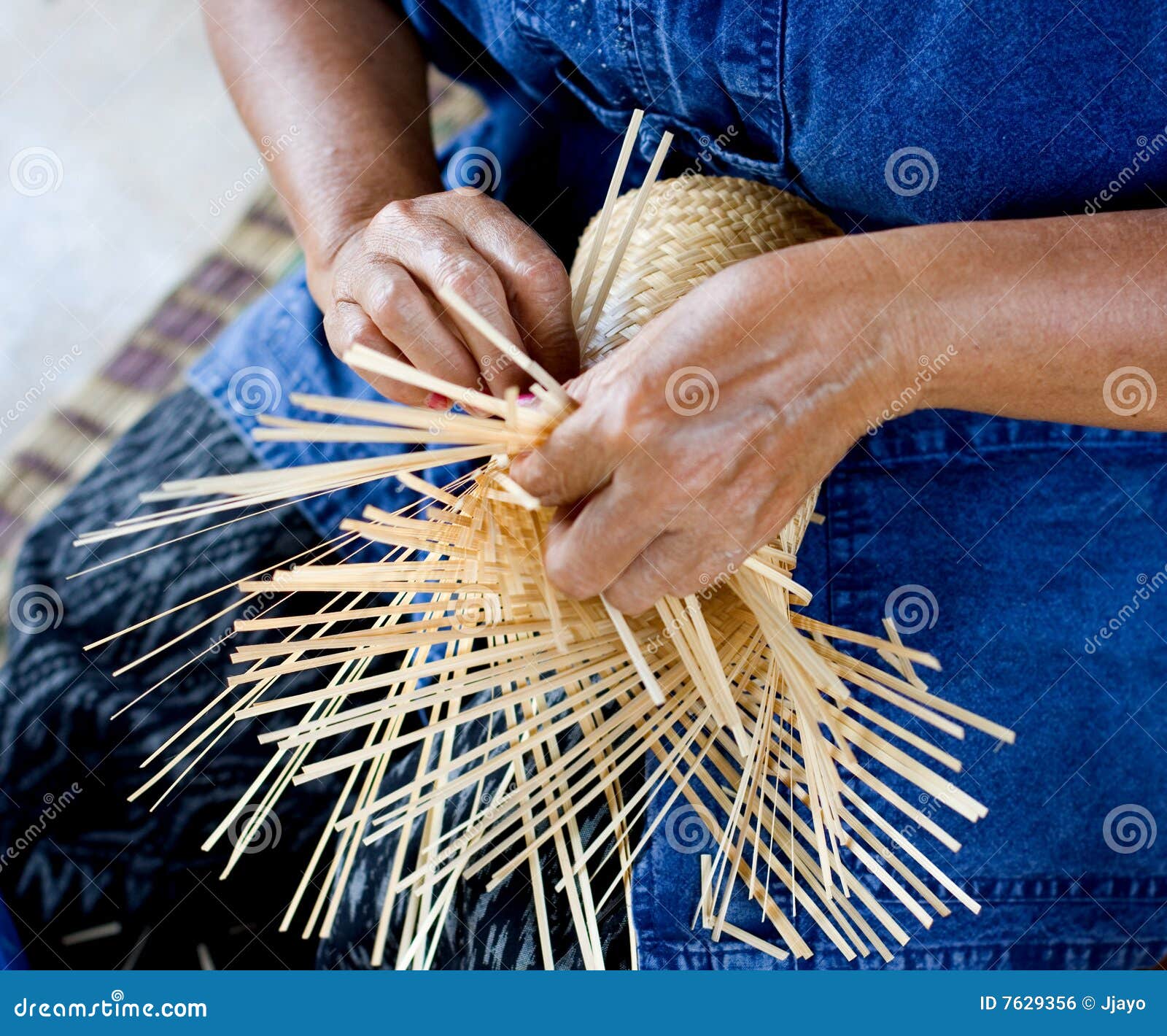 El tejer de bambú foto de archivo. Imagen de tradicional - 7629356