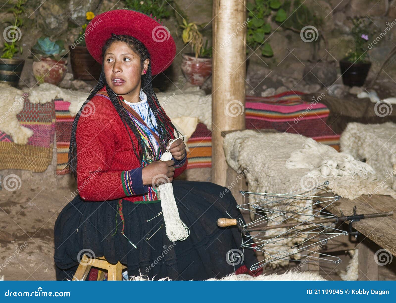 El Tejer Peruano De La Mujer Imagen editorial - Imagen de correa, andes ...
