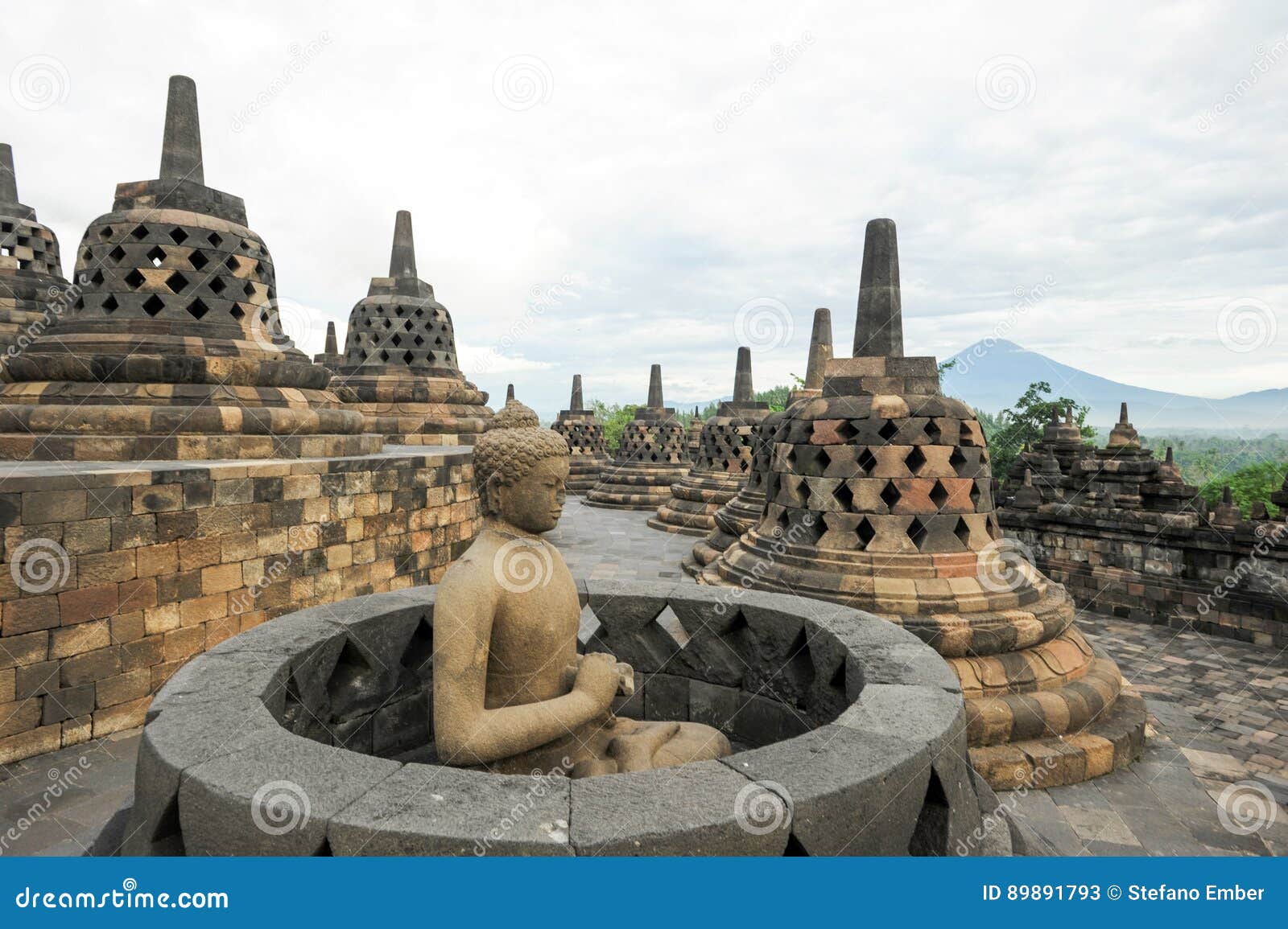 El Templo De Borobudur En Java, Indonesia Imagen de archivo - Imagen de ...