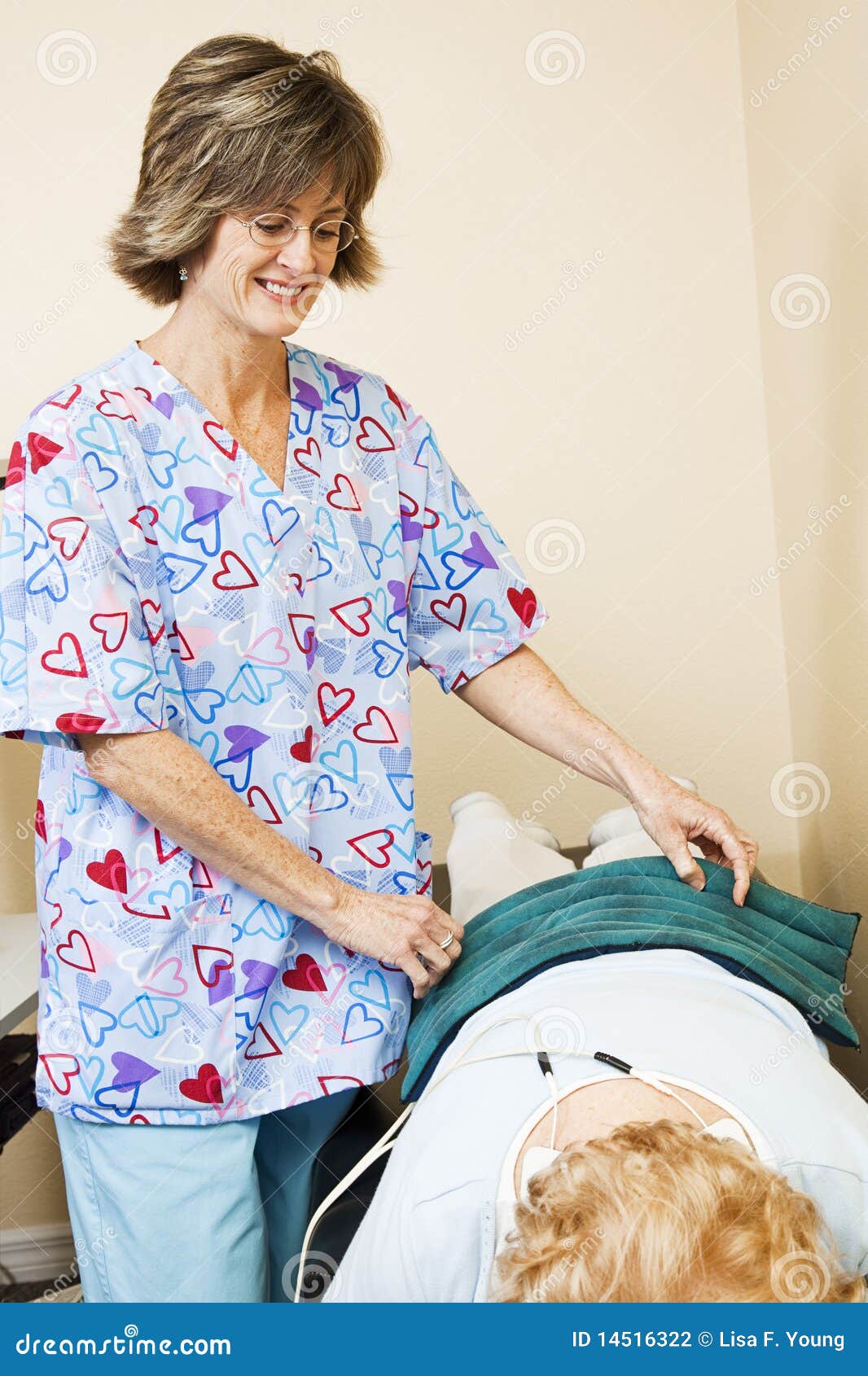 El Terapeuta Físico Ayuda Al Paciente Foto de archivo - Imagen de ...