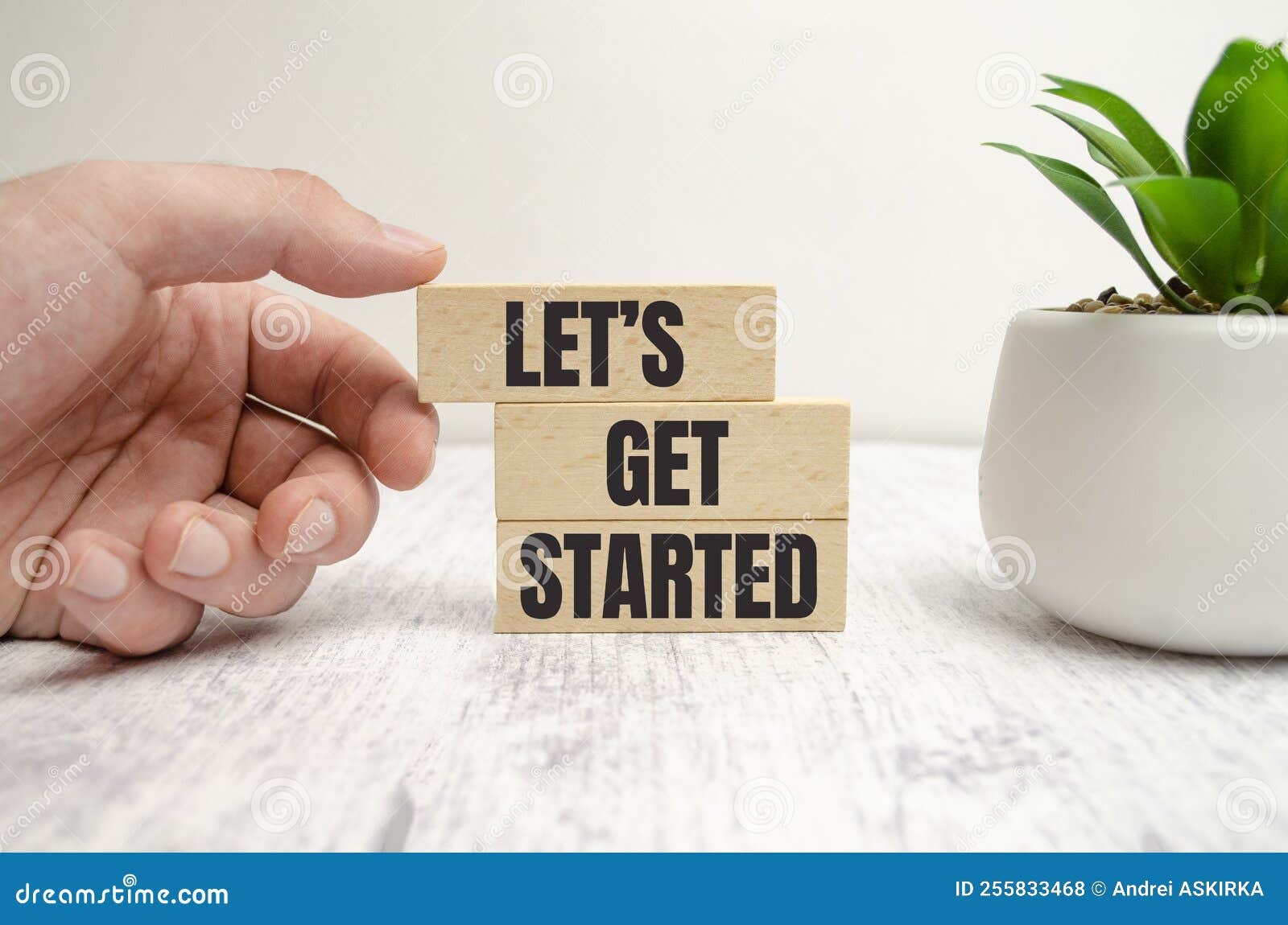 El Texto Nos Permite Comenzar Con Bloques De Madera Y Mano Foto de ...