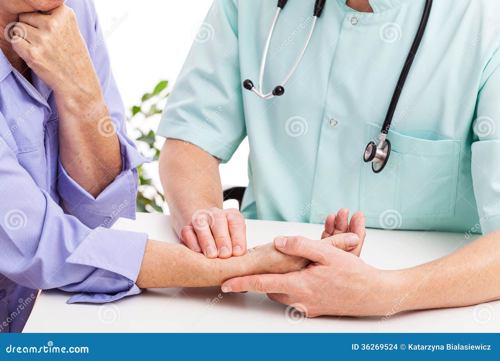 El tomar del pulso foto de archivo. Imagen de pulso, brazos - 36269524