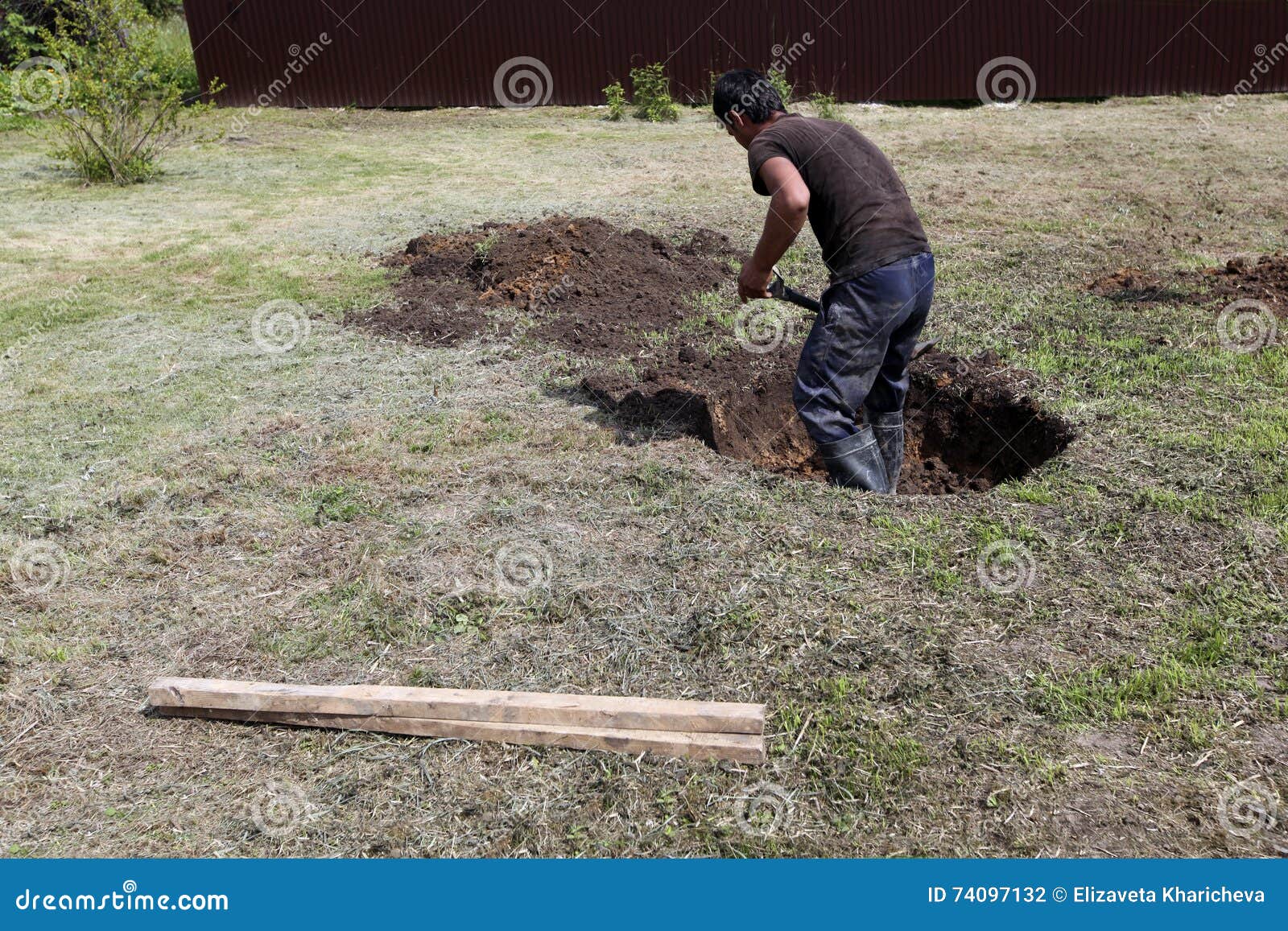 El Trabajo Comienza a Cavar Un Pozo Fotografía editorial - Imagen de ...
