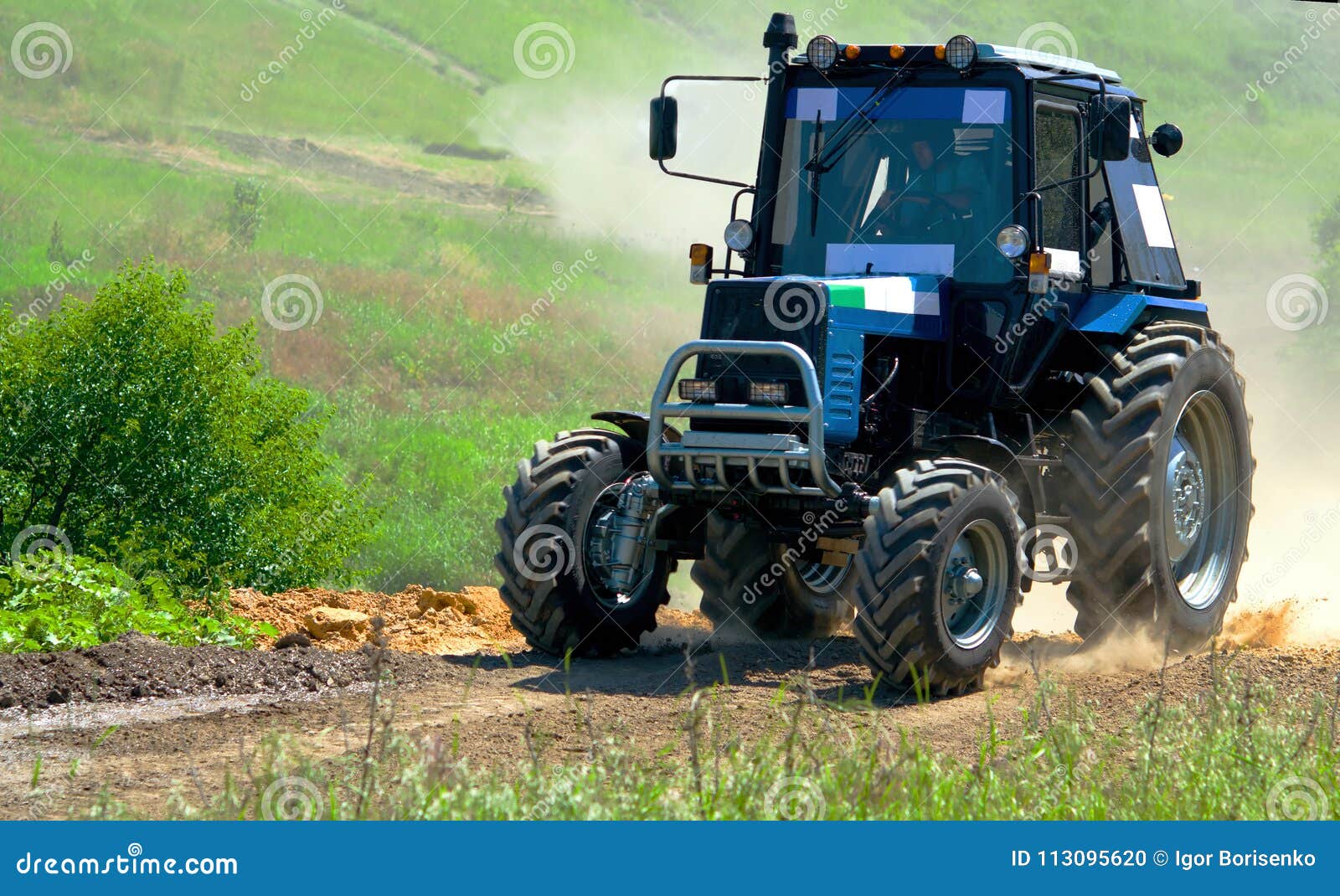 El Tractor Azul Participa En La Raza Foto de archivo - Imagen de pista ...
