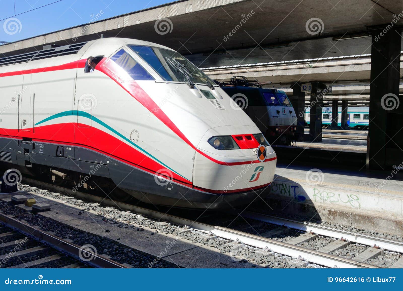 El Tren Para El Ferrocarril De Roma Termini Foto editorial - Imagen de ...