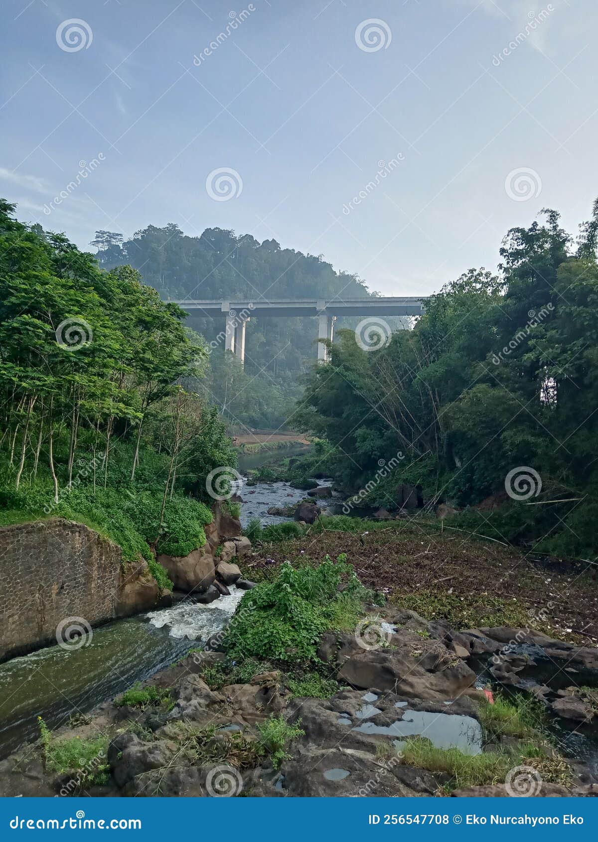 El Tuntang Puente Es Un Bello Fondo Foto de archivo - Imagen de puente ...