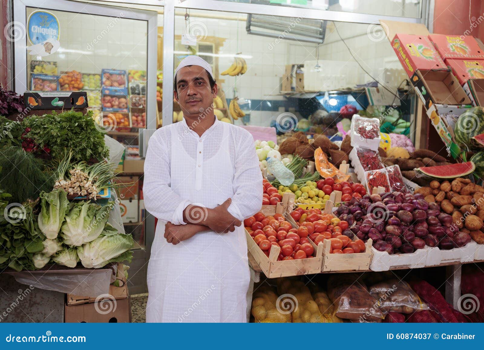 El Vendedor De Frutas En El Mercado Fotografía editorial - Imagen de ...