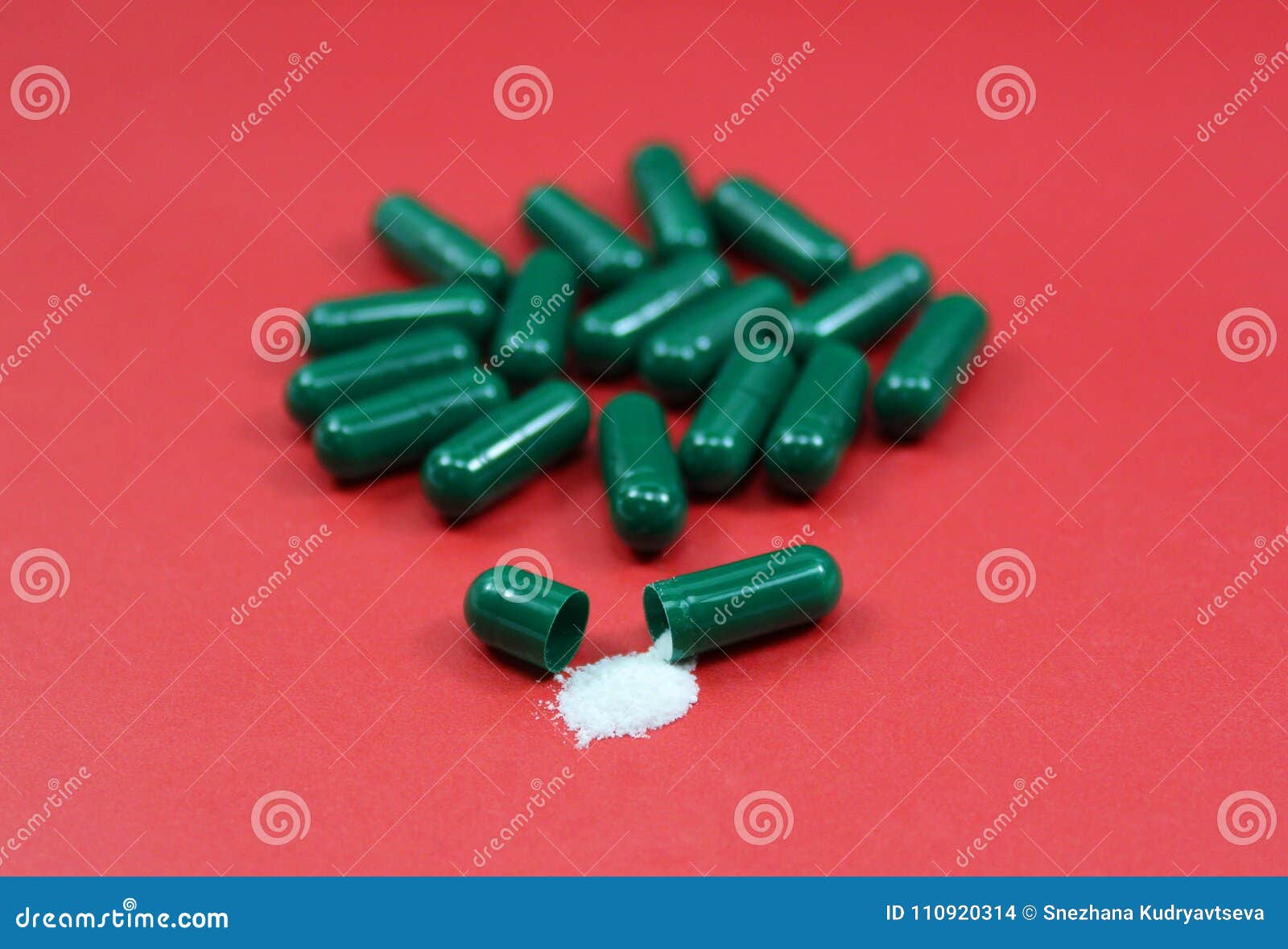 El Verde Encapsula La Medicina Foto de archivo - Imagen de medicina ...