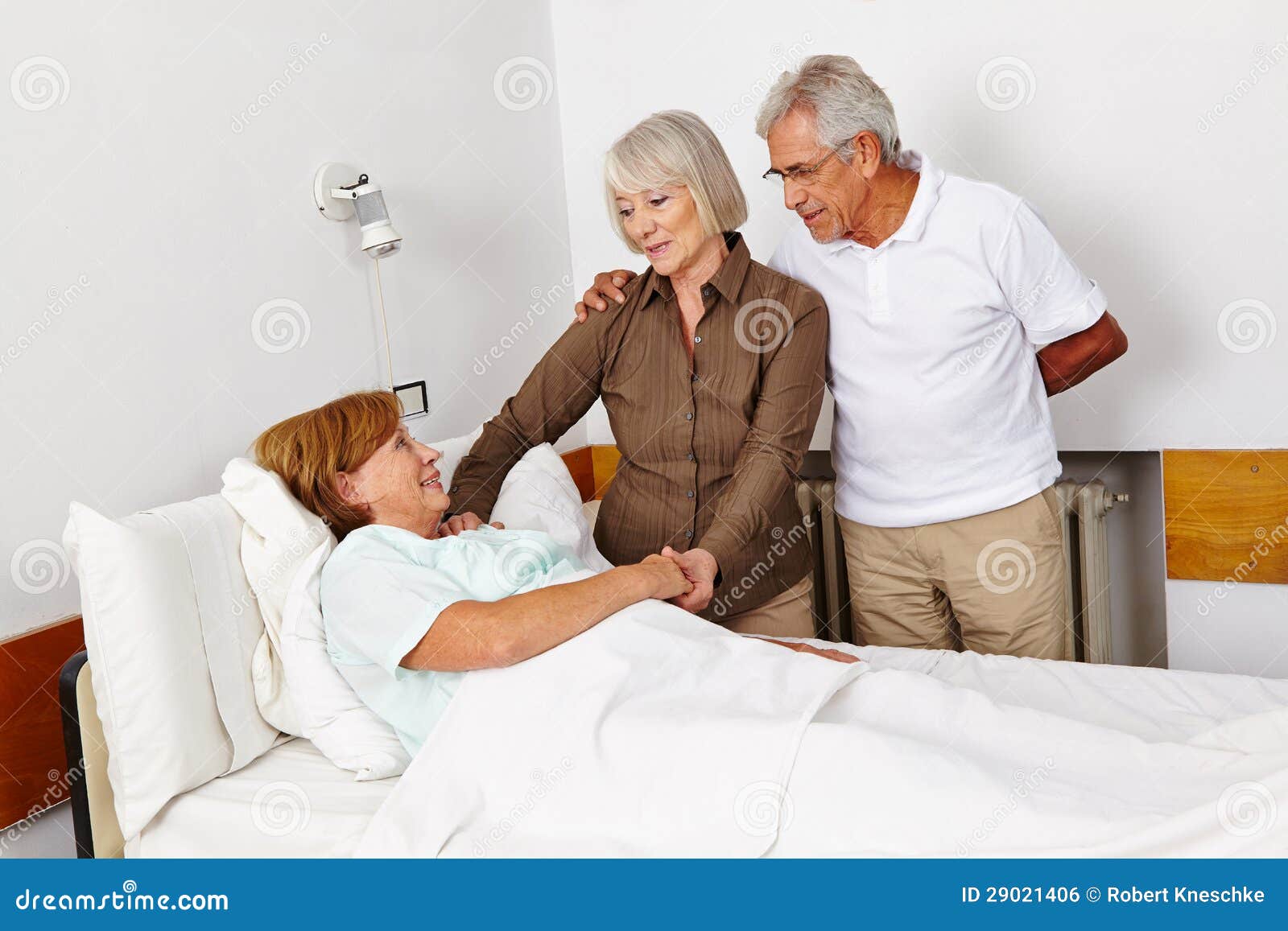 El Visitar Mayor De La Gente Postrado En Cama Foto de archivo - Imagen ...