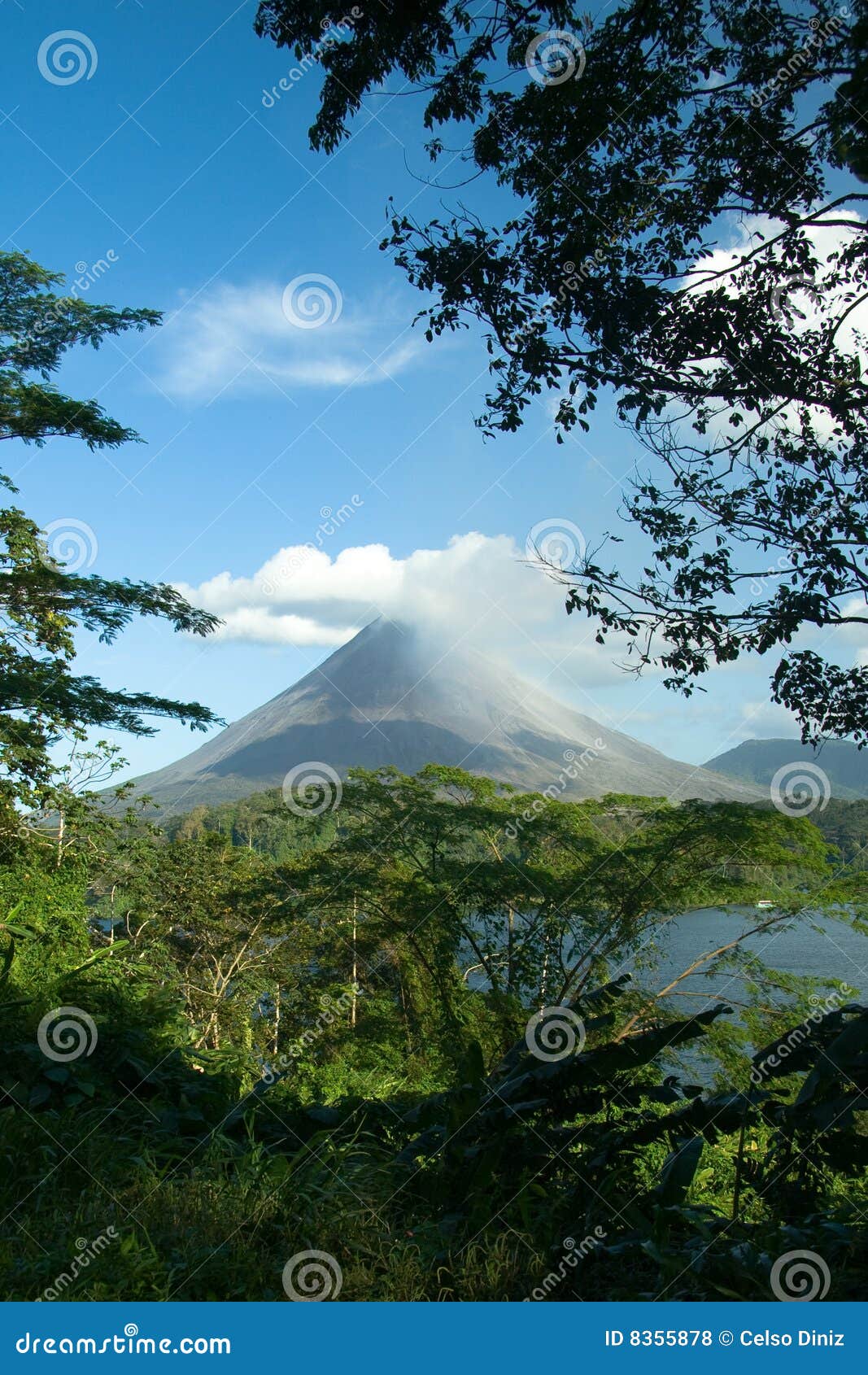 Volcán De Arenal, Costa Rica Foto de archivo - Imagen de central, lago ...