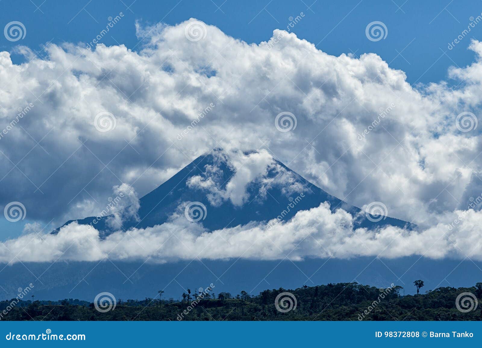 El Volcán De Sumaco En Ecuador Foto de archivo - Imagen de andino ...