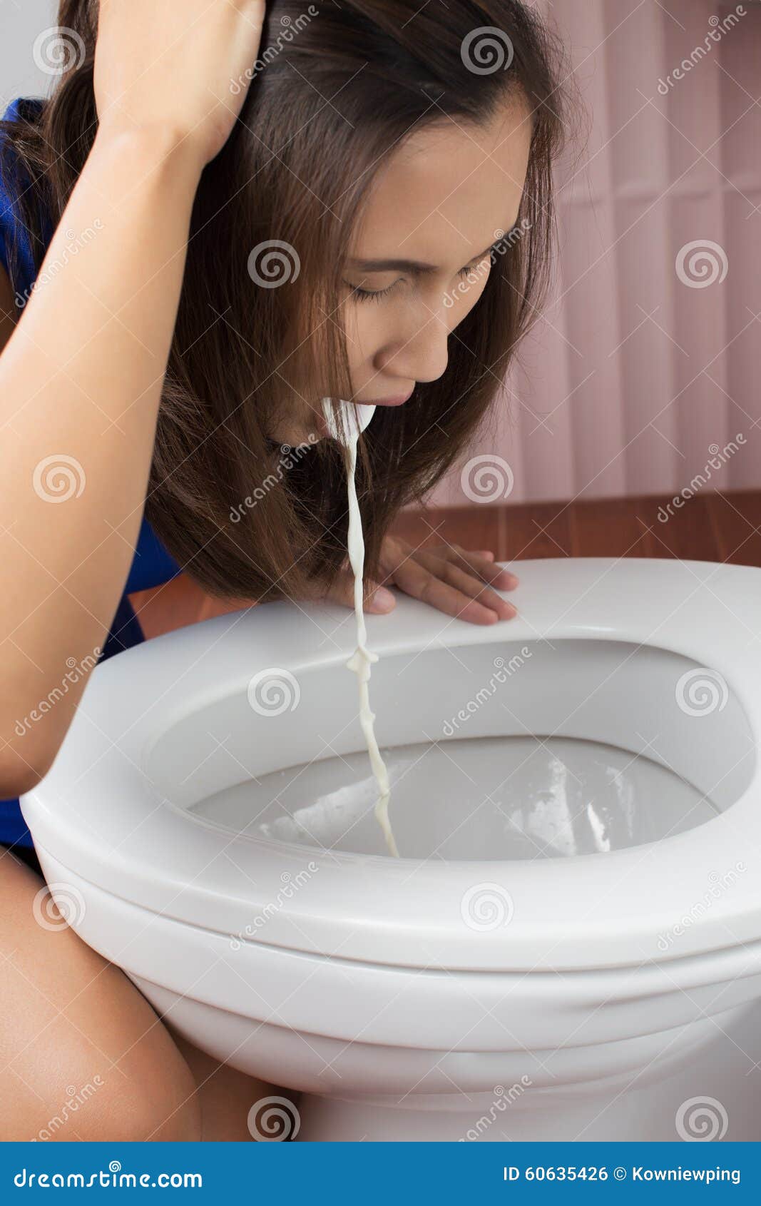 El vomitar en retrete foto de archivo. Imagen de gripe - 60635426