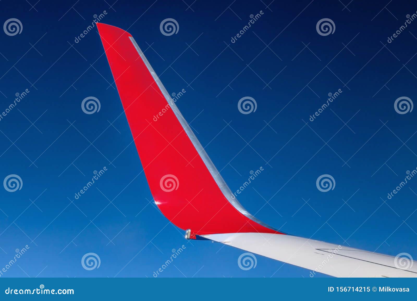 El Winglet Rojo En Un Ala Cuando Un Vuelo Imagen de archivo - Imagen de ...