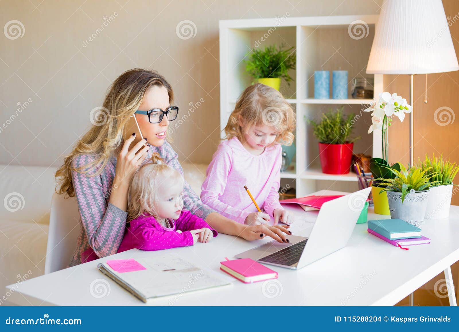 Elaborazione Multitask Occupata Della Mamma Fotografia Stock - Immagine ...