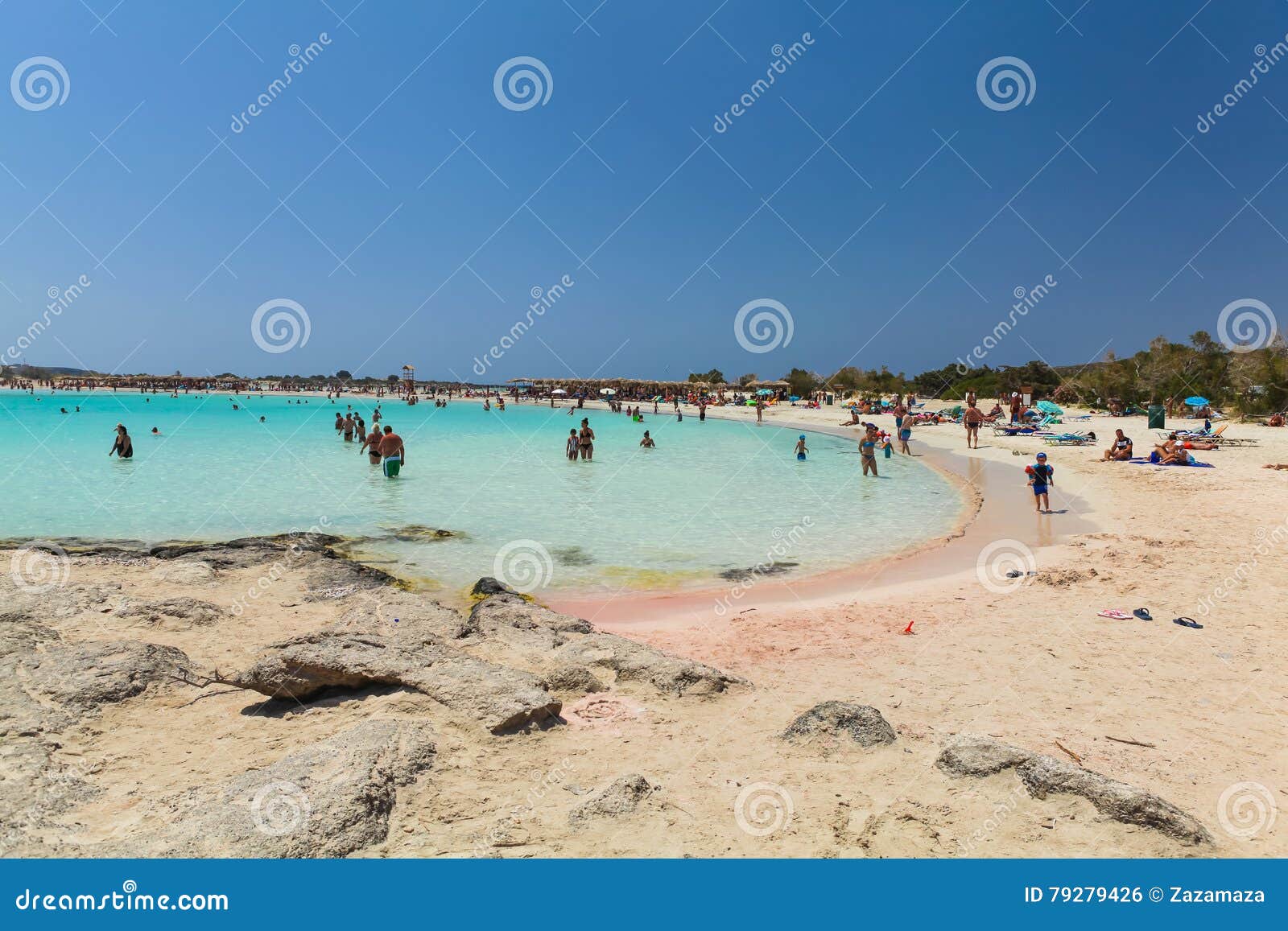 Elafonisi, Isola Creta, Grecia, - 26 Giugno 2016: Gente Di Nuoto E Di ... Elafonisi, Isola Creta, Grecia, - 26 Giugno 2016: Gente Di Nuoto E Di ...