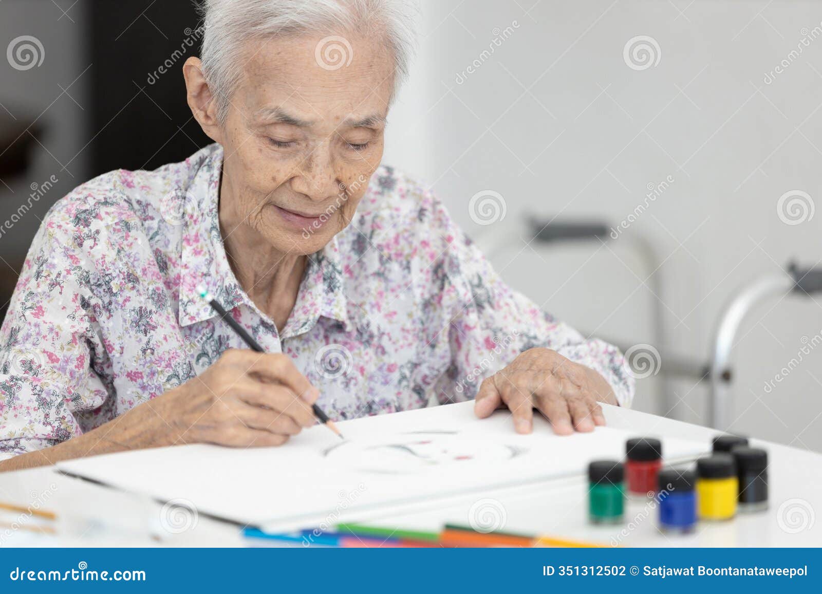 Elderly Drawing on Paper,Activity,helps To Enhance the Function of Hand ...
