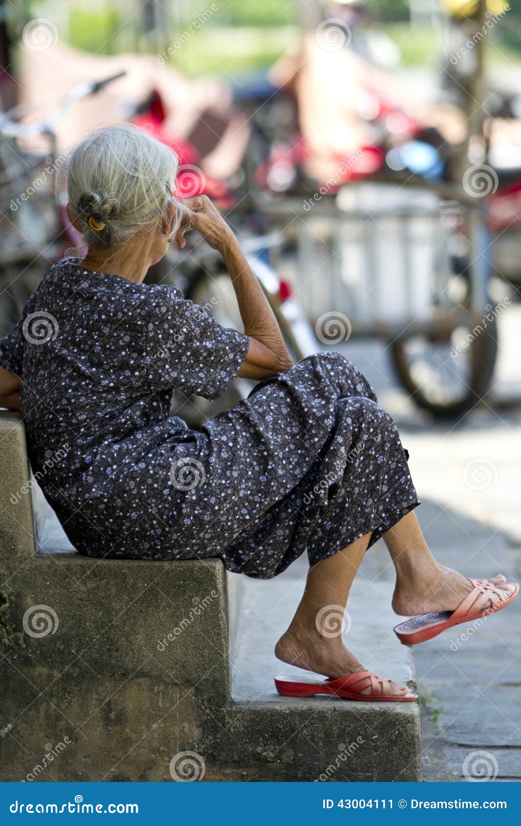 Elderly Lady Sitting on Step Editorial Photo - Image of sits, vietnam ...