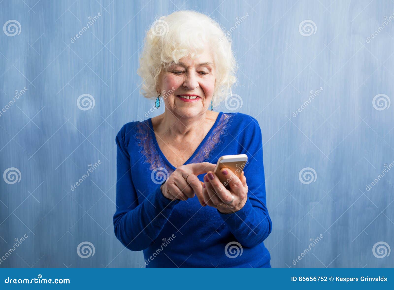 An Elderly Woman Using Smartphone Stock Photo - Image of learning, cell ...