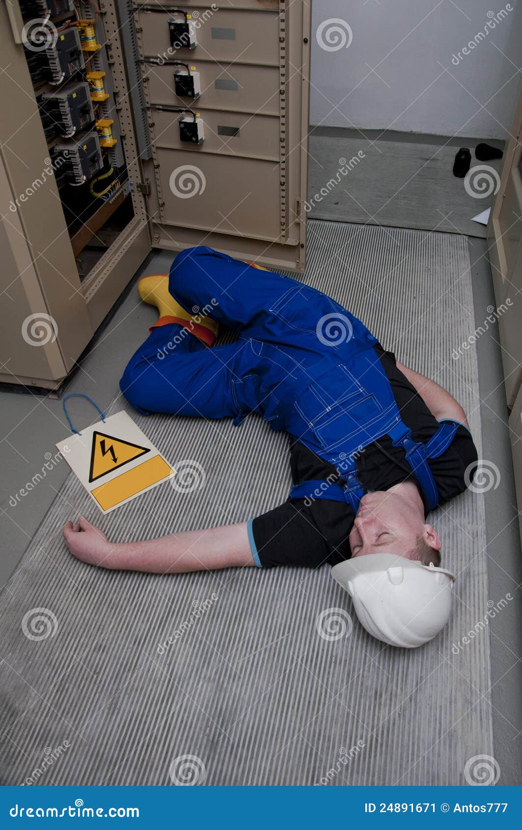 Electricista electrocuted imagen de archivo. Imagen de explosivo - 24891671