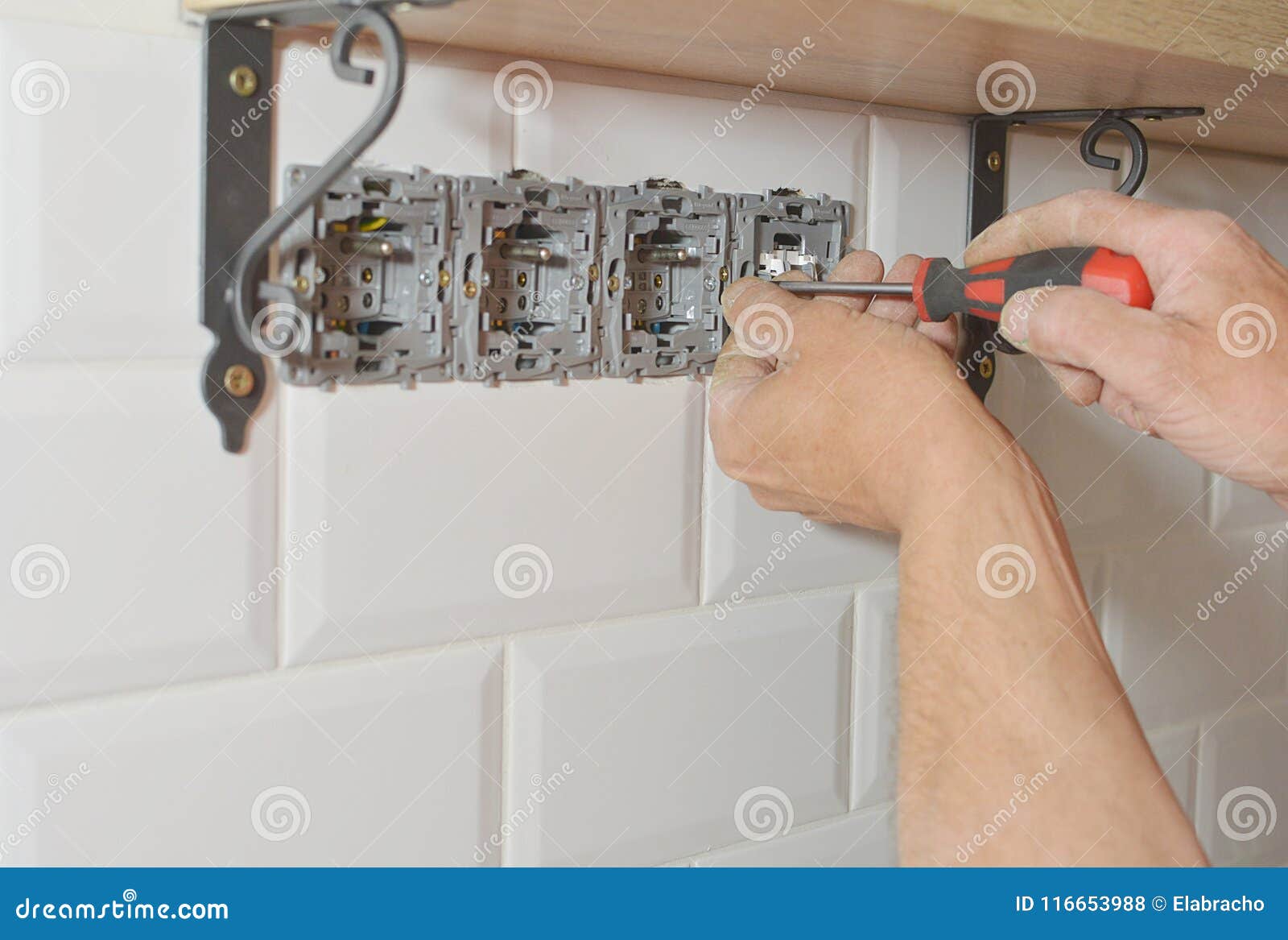 Electricista Que Instala El Socket De Pared Foto de archivo - Imagen de ...