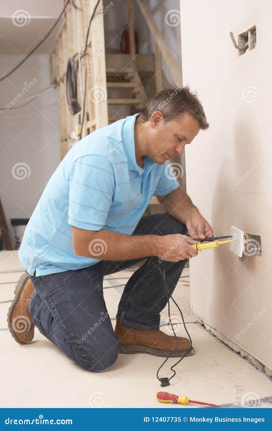 Electricista Que Instala El Socket De Pared Imagen de archivo - Imagen ...