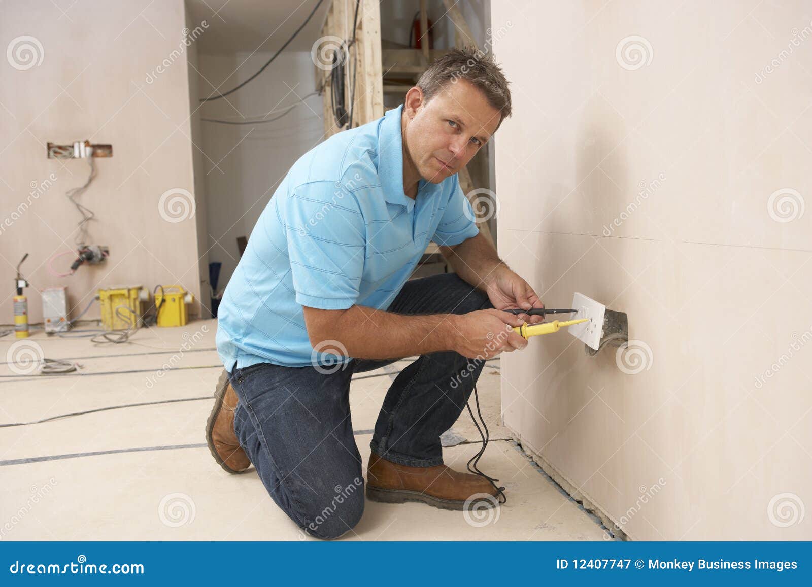 Electricista Que Instala El Socket De Pared Imagen de archivo - Imagen ...