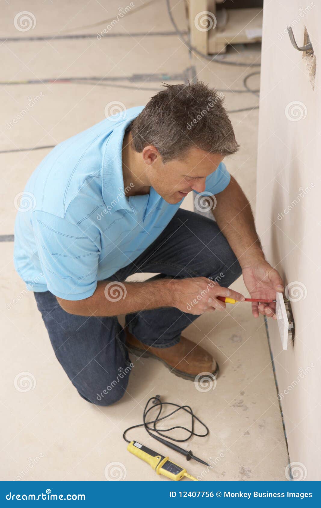 Electricista Que Instala El Socket De Pared Foto de archivo - Imagen de ...