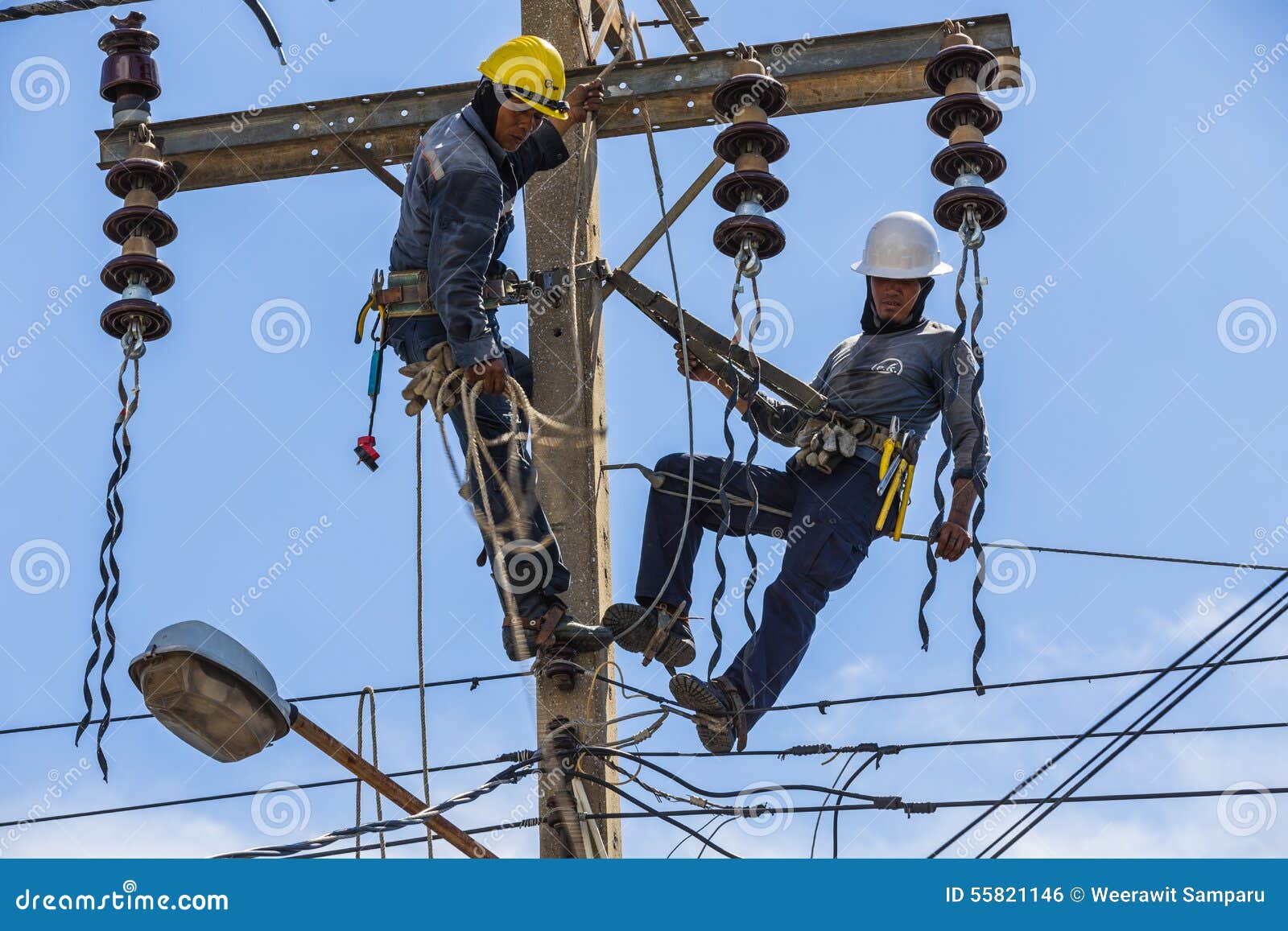 Electricistas Que Trabajan Junto Foto editorial - Imagen de azul ...