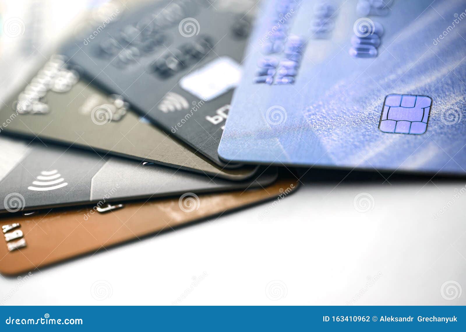 Electronic Contactless Credit Card with Selective Focus Microchip ...
