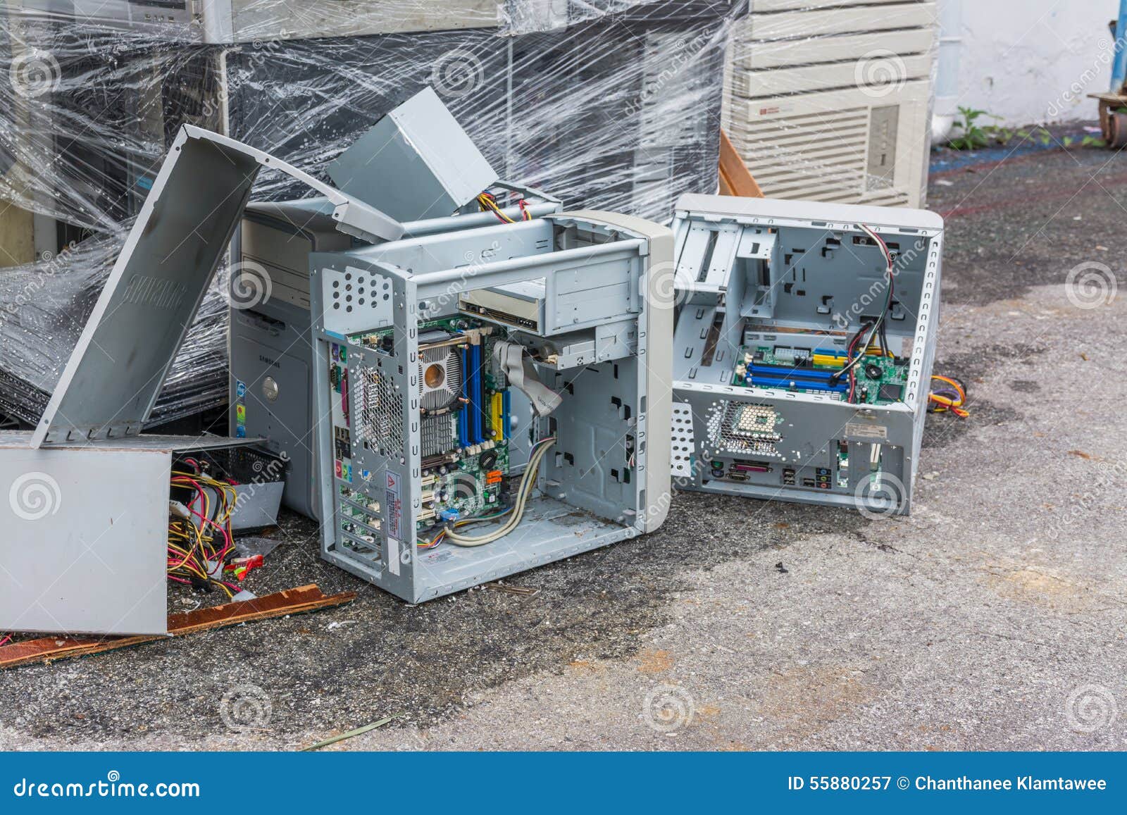 Electronics waste editorial photography. Image of group - 55880257