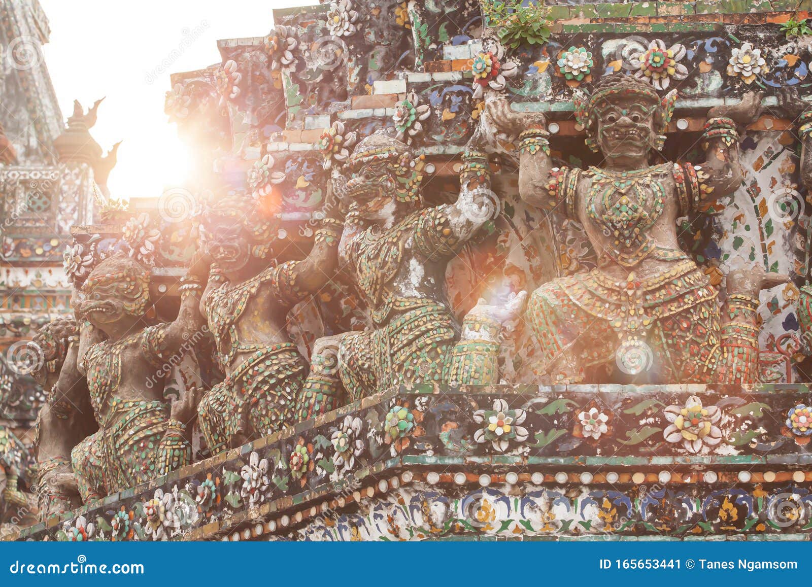 Elegant Giant Guardian Statues 库存图片 - 图片 包括有 马赛克, 背包徒步旅行者: 165653441