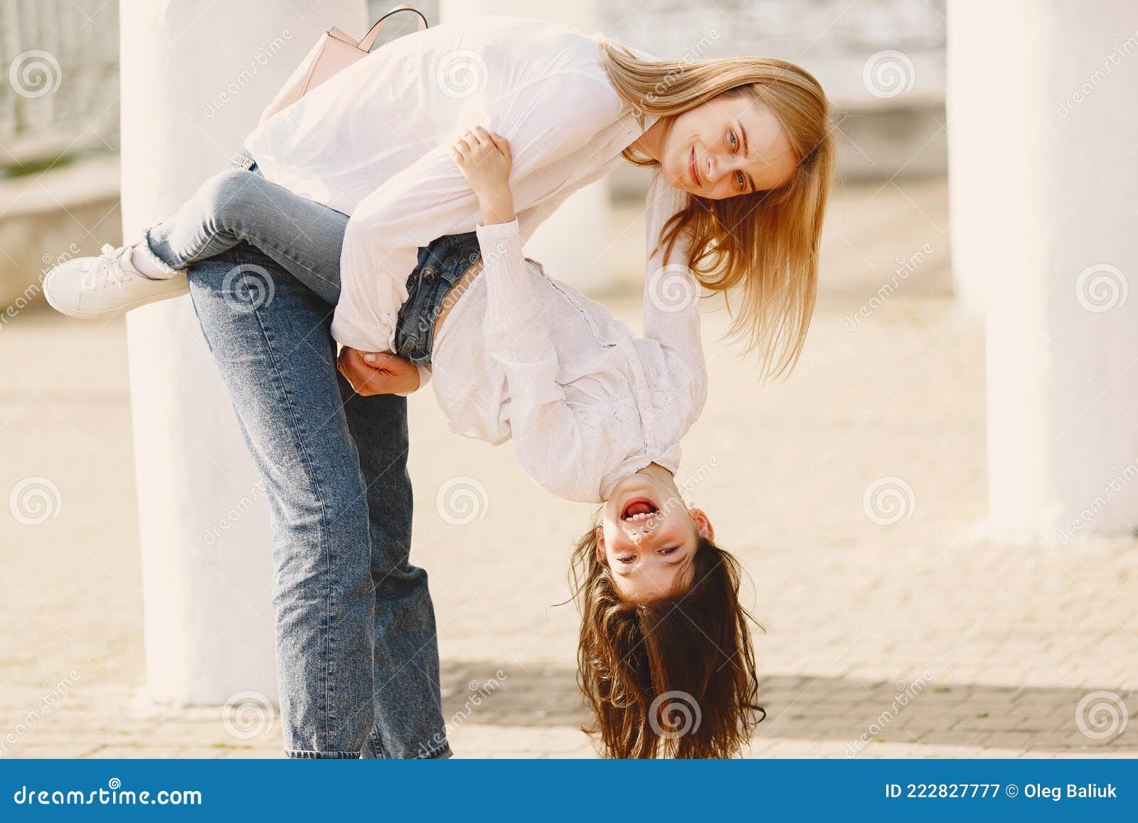 Elegant Mor Med Dotter I En Sommarskog Fotografering För Bildbyråer