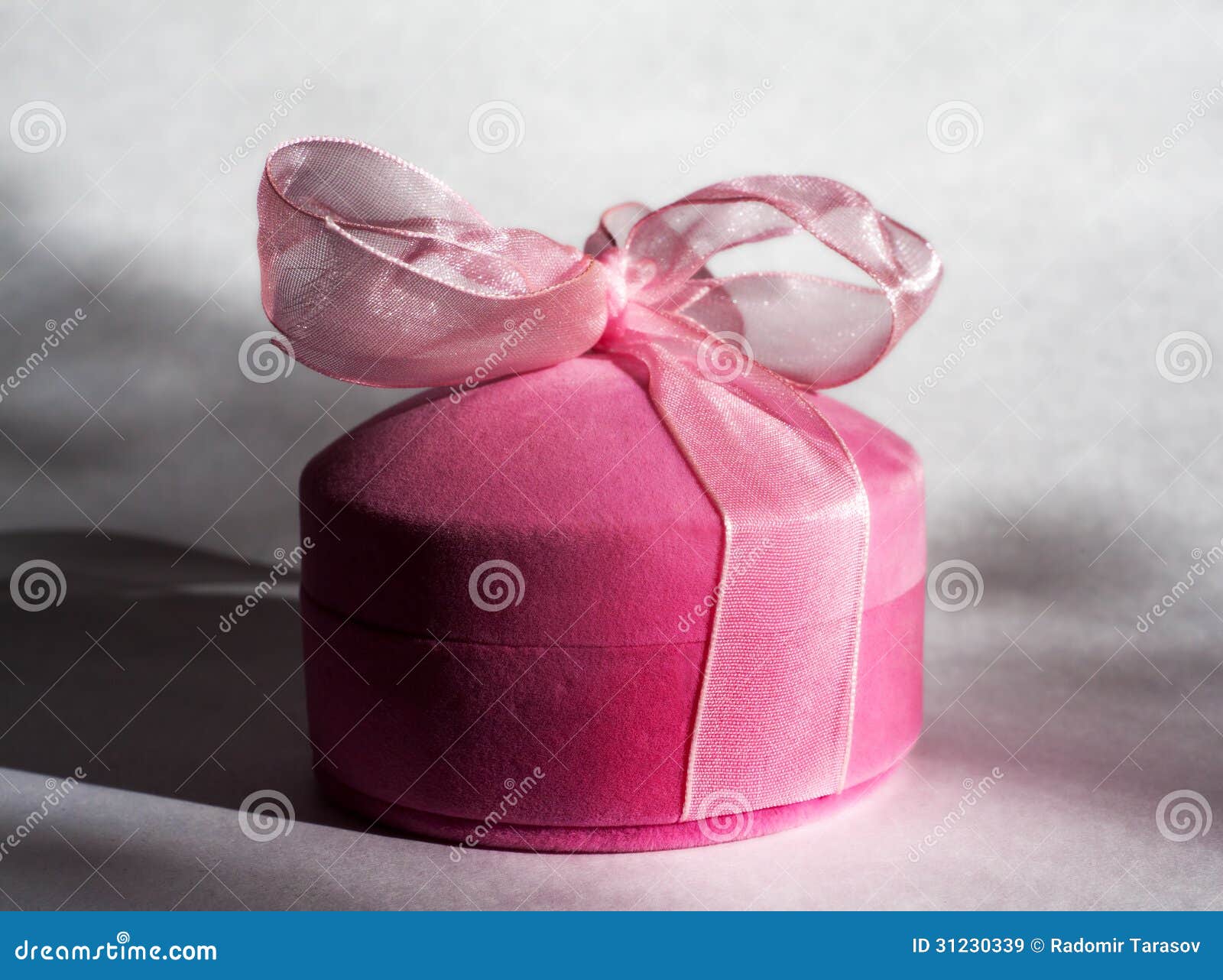 Elegant Pink Gift Box With A Bow Picture. Image: 31230339