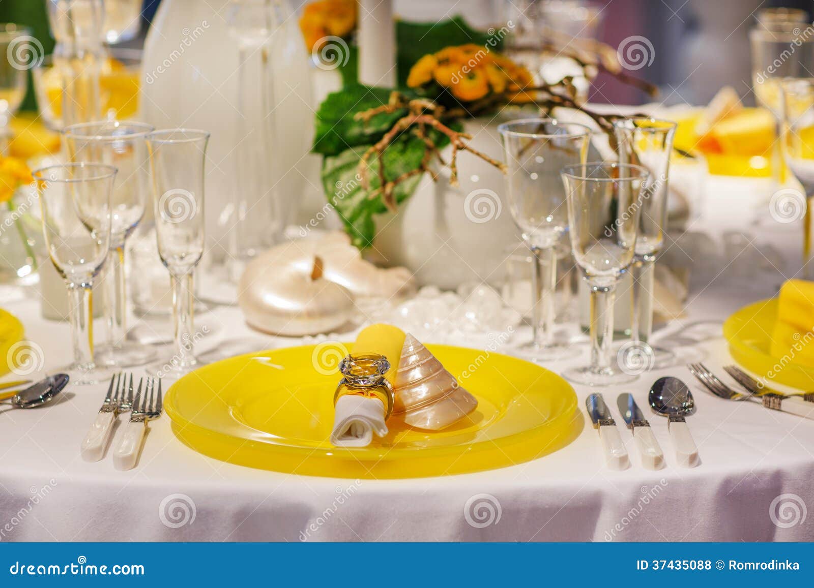 Elegant Table Set in Soft Creme and Yellow for Wedding or Event Stock ...