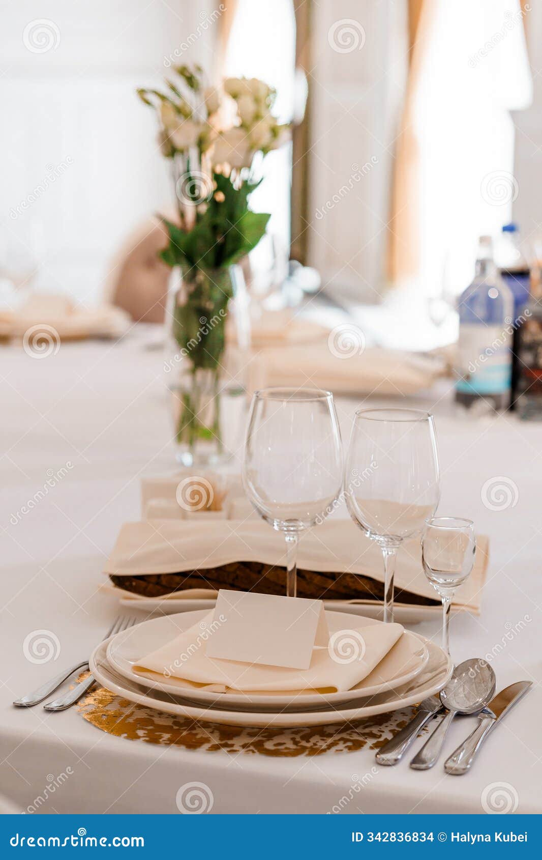 Elegant Table Setting with Floral Centerpiece and Fine Dining Utensils ...