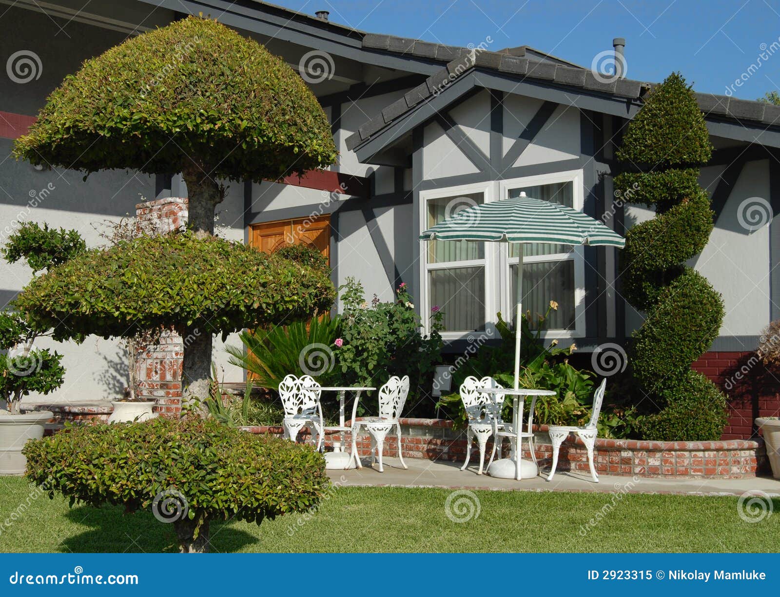 Elegant yard stock image. Image of front, landscaping - 2923315
