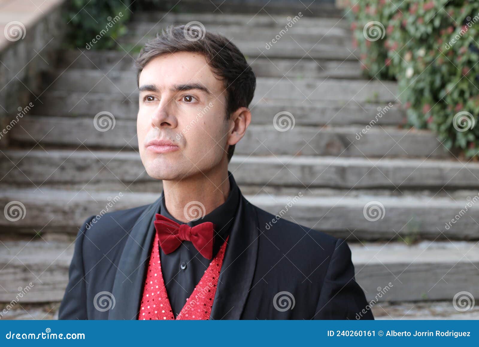 Elegante Dandy Con Atuendo Elegante Negro Y Rojo Imagen de archivo ...