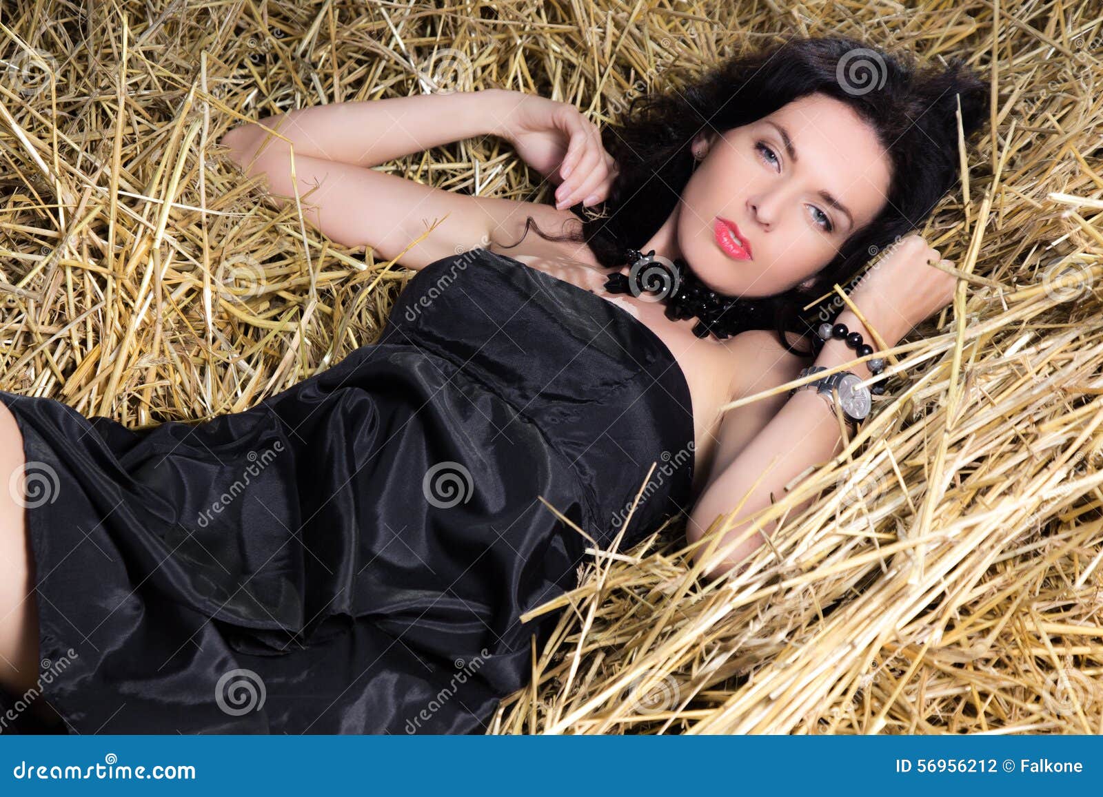 Elegante Frau im Heu stockfoto. Bild von landschaft, nave - 56956212